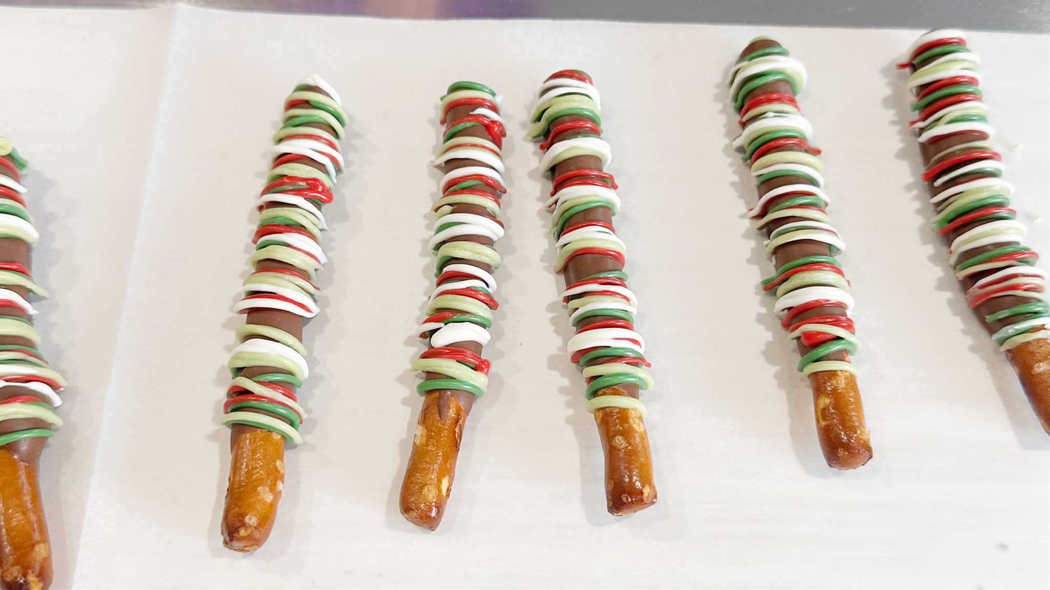Mini Holiday Pretzel Dippers: The Perfect Bite-Sized Christmas Dessert ...