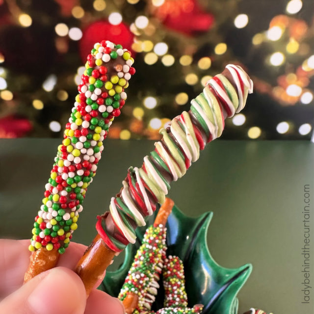 Mini Holiday Pretzel Dippers: The Perfect Bite-Sized Christmas Dessert ...