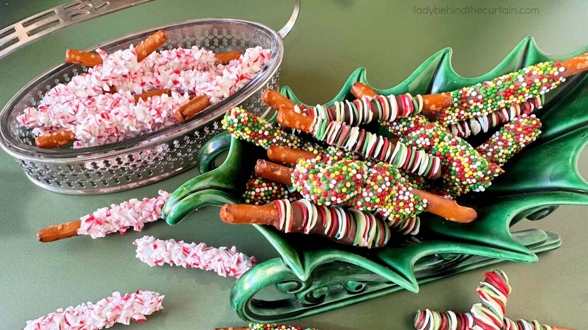 Mini Holiday Pretzel Dippers: The Perfect Bite-Sized Christmas Dessert ...