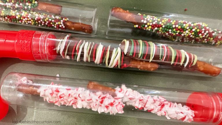 Mini Holiday Pretzel Dippers: The Perfect Bite-Sized Christmas Dessert ...