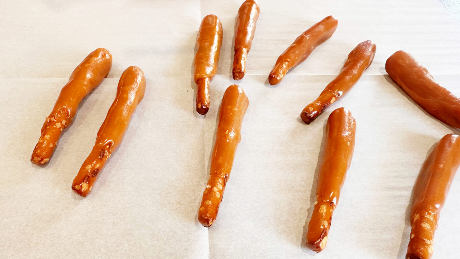 Mini Holiday Pretzel Dippers: The Perfect Bite-Sized Christmas Dessert ...