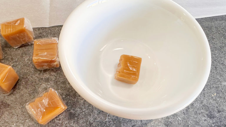 Mini Holiday Pretzel Dippers: The Perfect Bite-Sized Christmas Dessert ...