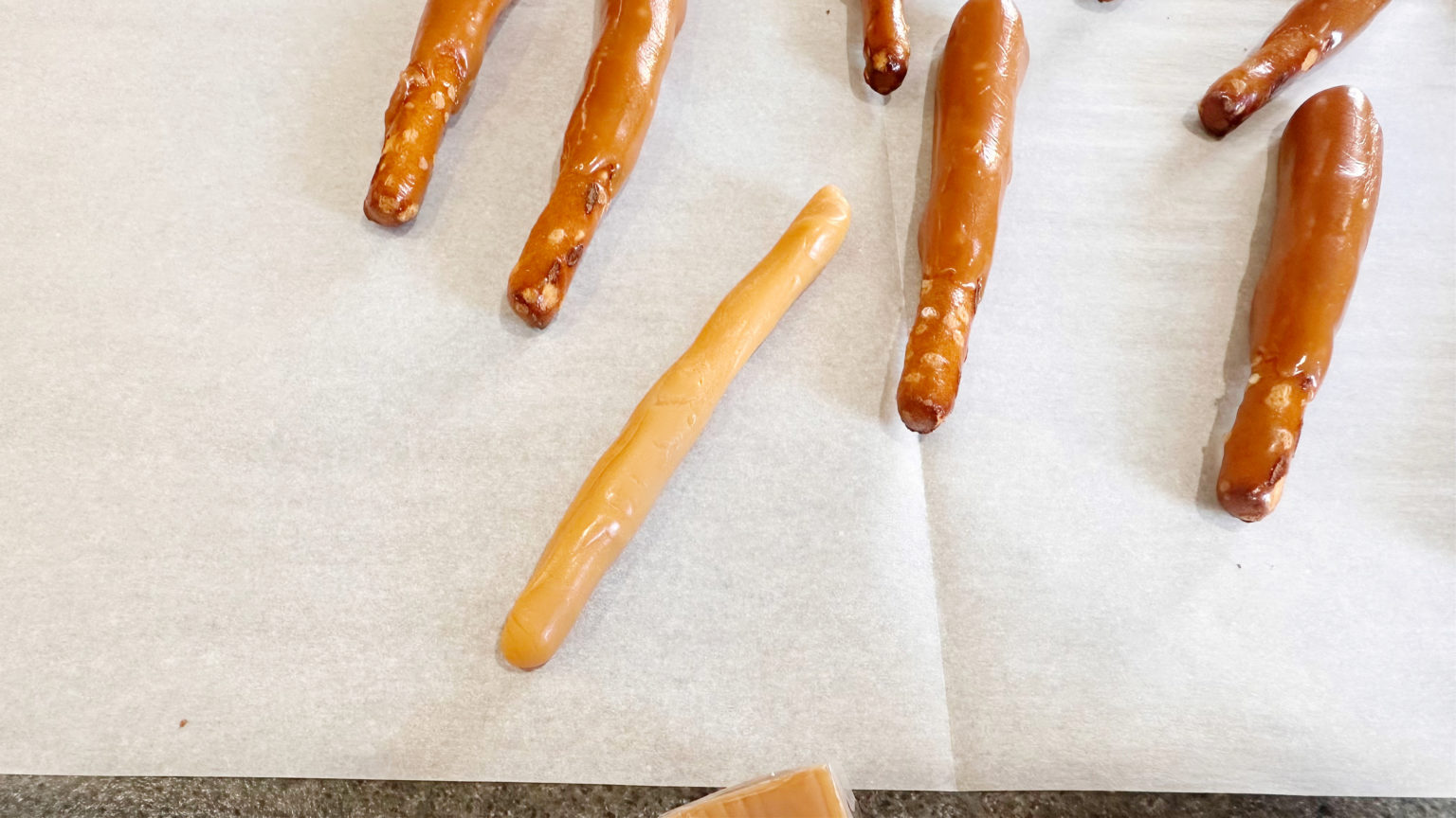 Mini Holiday Pretzel Dippers: The Perfect Bite-Sized Christmas Dessert ...