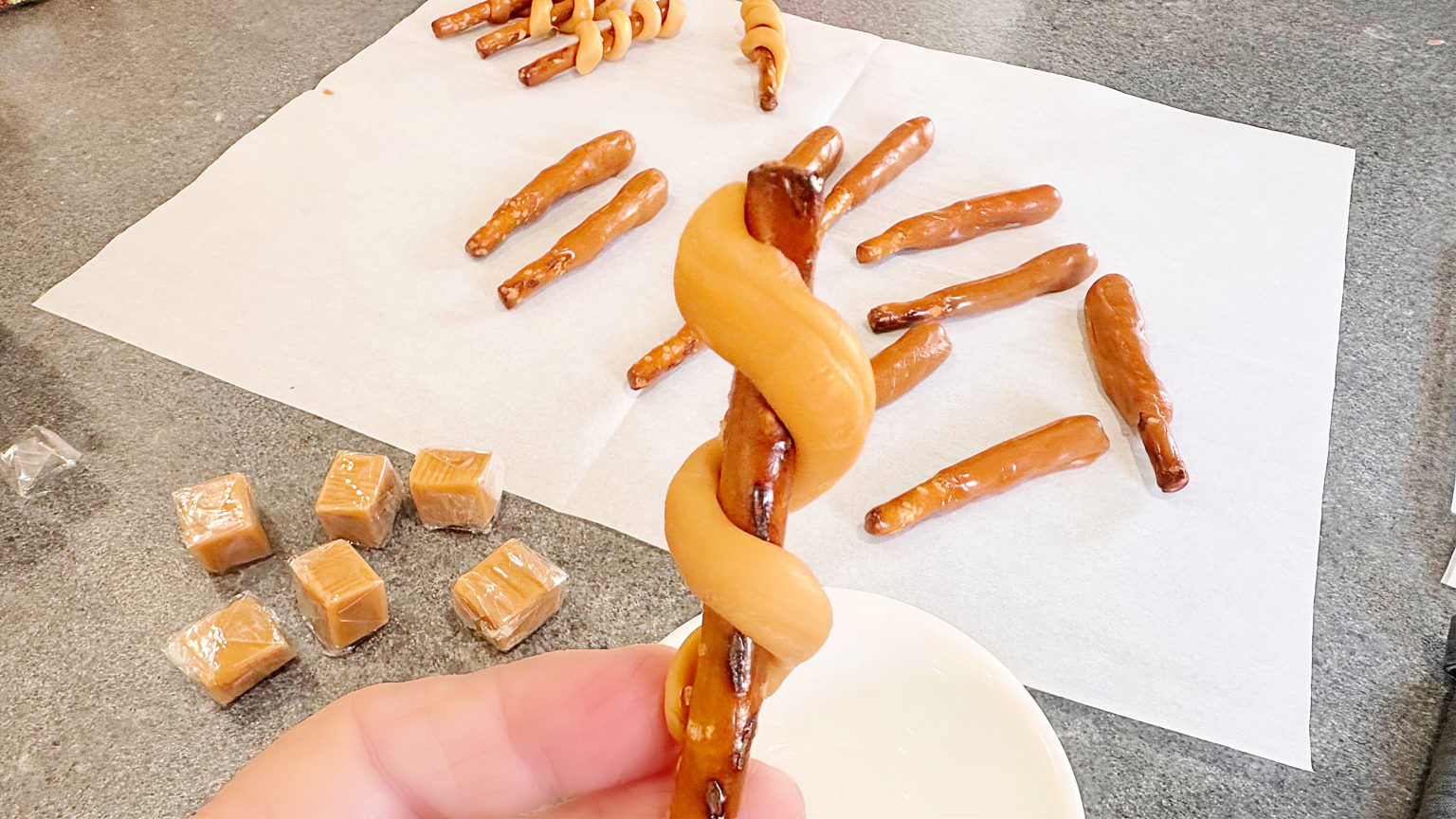 Mini Holiday Pretzel Dippers: The Perfect Bite-Sized Christmas Dessert ...
