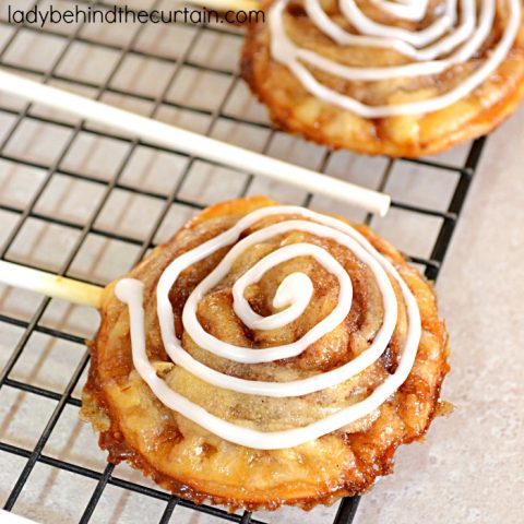 Cinnamon Roll Apple Pie Pops