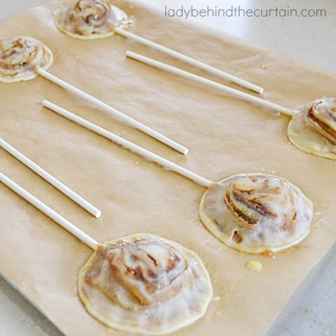Cinnamon Roll Apple Pie Pops