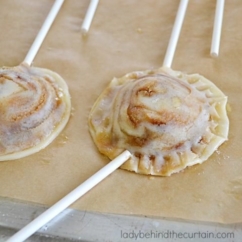 Cinnamon Roll Apple Pie Pops