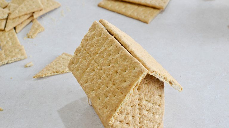 How to Make and Decorate a Mini Graham Cracker House Cake Topper