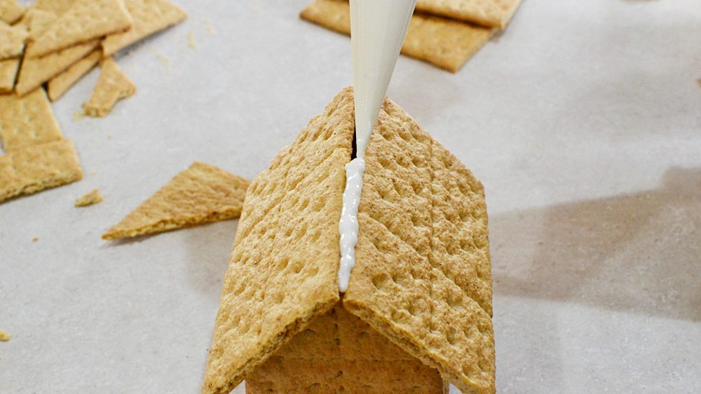 How to Make and Decorate a Mini Graham Cracker House Cake Topper