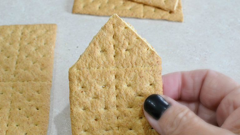 How to Make and Decorate a Mini Graham Cracker House Cake Topper