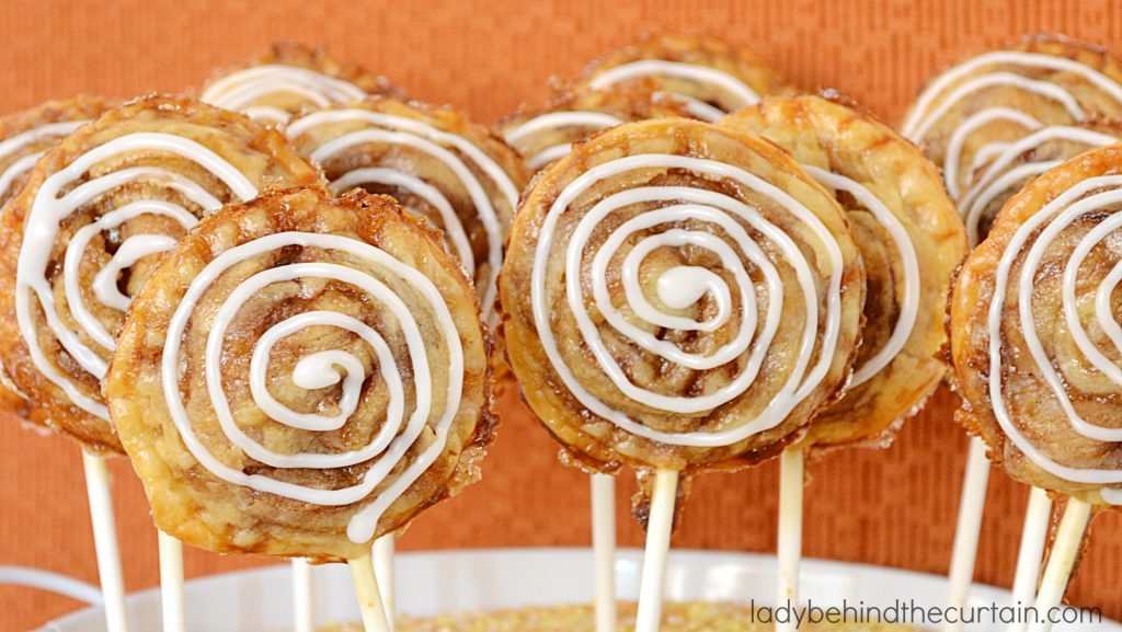 Cinnamon Roll Apple Pie Pops