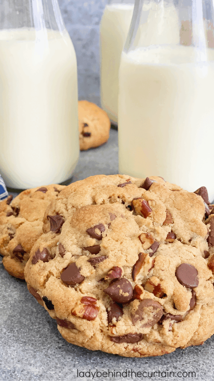 The Best, Soft & Thick Chocolate Chip Cookies